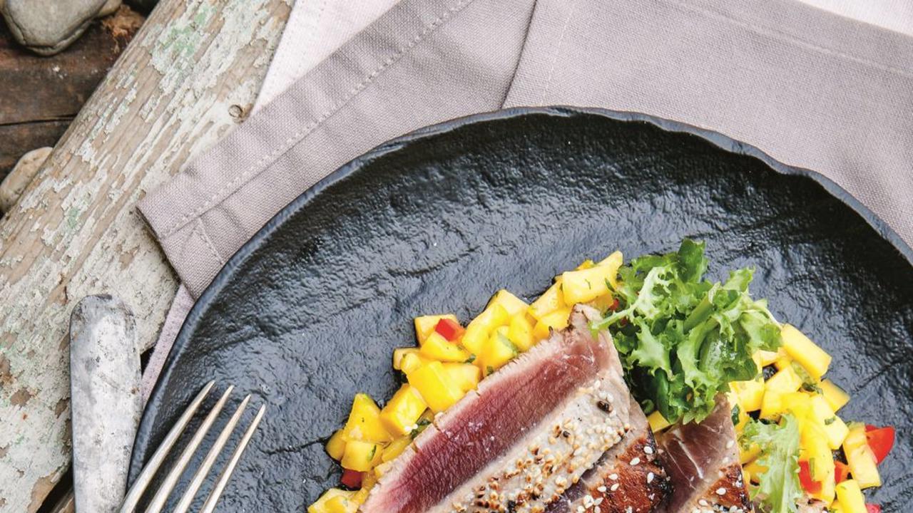 Steak z tuniaka: Sezam s mangovou salsou zmije rybaciu chuť Steak z tuniaka: Sezam s mangovou salsou zmije rybaciu chuť